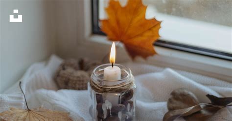 열린 책 옆 창틀 위에 앉아 있는 촛불 사진 Unsplash의 무료 리비우 이미지