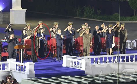 북한 김여정도 허리 숙여 자리 안내…호명 없어도 깍듯한 주애 의전 뉴스1