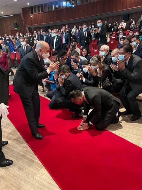 ឧកញ៉ា ឡេង ប្រុស បានថ្វាយបង្គំព្រះមហាក្សត្រលើកដំបូង ក្នុងពិធីសមោសរនៃមហោស្រពភាពយន្តអន្តរជាតិ