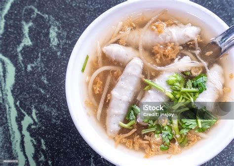 대만 독특한 유명한 스낵 돌 테이블 대만 음식 대만 길거리 음식에 흰 그릇에 미트볼 Potage 수프를 생선 Potage
