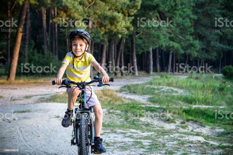 화창한 가을 날에 아름다운 공원에서 자전거를 타고 방과 후 휴식을 취하는 안전 헬멧에서 행복한 활동적인 십대 소년의 초상화 아이에 대한 스톡 사진 및 기타 이미지 Istock