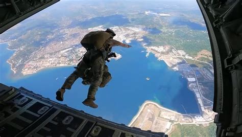 美菲进行联合空降作战演练，两国特种兵一同高空跳伞