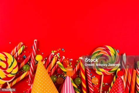빨간색 배경에 화려한 사탕 롤리팝 맨 위 보기 공간을 복사합니다 0명에 대한 스톡 사진 및 기타 이미지 0명 감귤류 과일