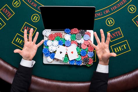 카지노 온라인 도박 기술 및 사람들 개념 카드 놀이와 포커 플레이어의 클로즈업 가능성에 대한 스톡 사진 및 기타 이미지 가능성 개념 검사 보기 Istock