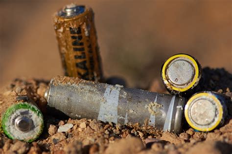 배터리의 잘못된 폐기 삭제 환경을 오염시합니다 중독 자연 0명에 대한 스톡 사진 및 기타 이미지 0명 독성 물질 배경 주제 Istock