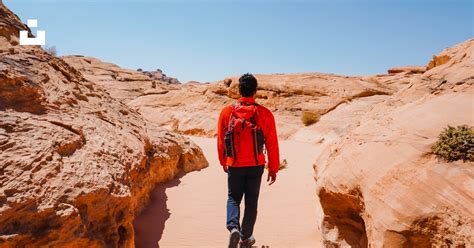 빨간 재킷을 입은 남자가 사막을 걷고 있다 사진 Unsplash의 무료 사우디아라비아 이미지