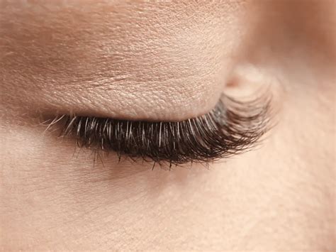 How To Curl Eyelashes With And Without An Eyelash Curler Dappered Chic