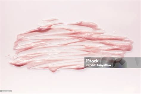 화이트 리디언드 백그라운드에 얼룩진 라이트 핑크 메이크업 그라데이션 텍스처 팔레트 크리미 매트 베이지 컨실러 파운데이션 Cc 또는 Bb 크림 파우더 반짝이는에 대한 스톡