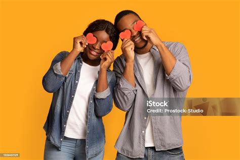 발렌타인 데이 컨셉 눈 근처 빨간 종이 마음을 들고 낭만적 인 검은 연인 밸런타인데이에 대한 스톡 사진 및 기타 이미지 밸런타인데이 하트 모양 낮 Istock