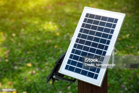 태양 에너지를 사용하여 전기를 생성하는 태양 전지 패널 0명에 대한 스톡 사진 및 기타 이미지 0명 기후 묘사 깨끗한 Istock