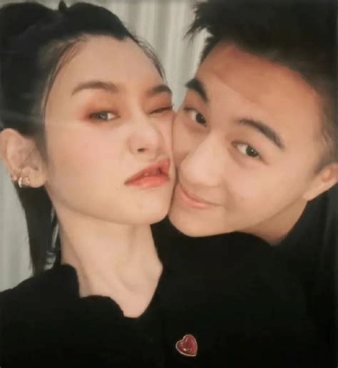 奚梦瑶何猷君晒七夕甜蜜合照 夫妻齐比心默契十足新浪图片