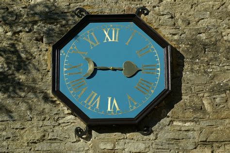 낮에 돌담 위에 놓인 야외 빈티지 시계 · 무료 스톡 사진