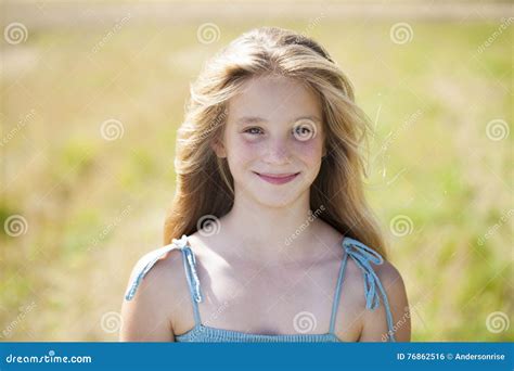 Portrait D une Belle Jeune Petite Fille Photo stock Image du caucasien slovène