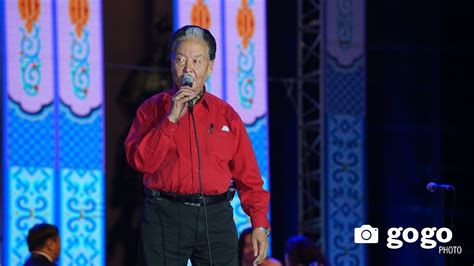 ФОТО Цэнхэр залаа Хонхны дуу нд уярч Алтанзул дор бүжив