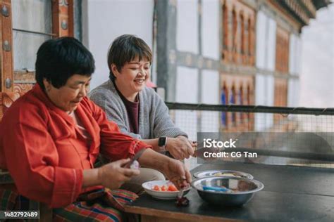 부탄 농가에서 감자를 자르는 아시아 중국 여성 관광객 체험 여행 부탄 노인 여성과 저녁 식사를 위해 음식을 준비하는 모습 2명에 대한 스톡 사진 및 기타 이미지 Istock