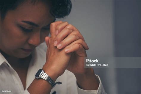 기도와 성경 개념 아시아 여성기도 평화를 위한 희망과 코로나바이러스로부터 자유로운 여성의 손을 함께 교회에서 기독교 종교에 대한 믿고 믿는 신앙 개념에 대한 스톡 사진 및