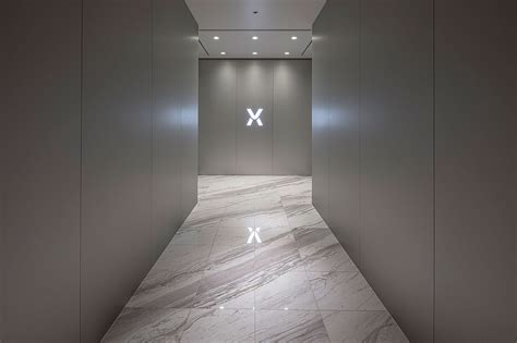 子浦中 シオ建築設計事務所による、東京のオフィス「power X」。自然エネルギーに関わる企業の事務所。事業への“期待感”の空間での表現を目指し、長いアプローチ等でゲストが高揚感を覚える