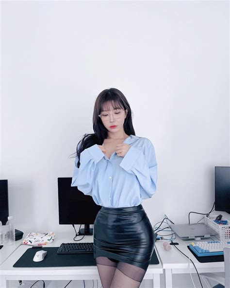 겨우디 오피스룩 그 자세