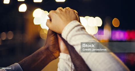 습한 도시 거리에서 현대 빠른 춤을 수행하는 젊고 다양한 커플 재미와 미소를 가지고 고정 손에 초점 20 24세에 대한 스톡 사진 및 기타 이미지 Istock