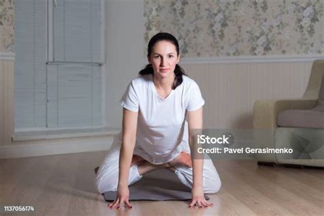 젊은 매력적인 여자 연습 요가 스포츠를 입고 명상 세션 홈 인테리어 명상하기에 대한 스톡 사진 및 기타 이미지 명상하기 Gyana Mudrā Mental