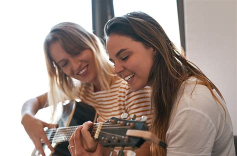 기타를 연주하는 방법을 그녀의 여자 친구를 가르치는 아름다운 젊은 여자의 샷 음악에 대한 스톡 사진 및 기타 이미지 음악 창의력 25 29세 Istock
