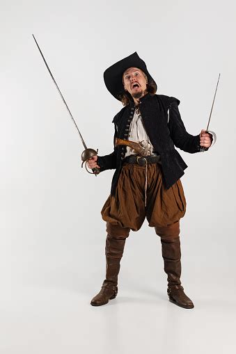 잔인하고 무서운 남자의 전체 길이 초상화 빈티지 의상에 해적 흰색 배경에 고립 된 칼을 제기 35 39세에 대한 스톡 사진 및 기타 이미지 Istock