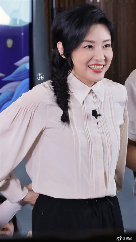 人到50岁真不老，看看周涛，发量浓密穿搭优雅，尽显东方女性魅力周涛气质礼服新浪新闻