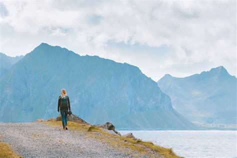 배낭 휴가와 함께 혼자 여행 노르웨이에서 여성 하이킹 야외 활성 건강 라이프 스타일은 로포텐 섬을 탐험 도로에 대한 스톡 사진
