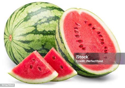 수박과 수박 조각은 흰색 배경에 고립되어 있습니다 파일에 클리핑 경로가 포함되어 있습니다 0명에 대한 스톡 사진 및 기타 이미지 Istock