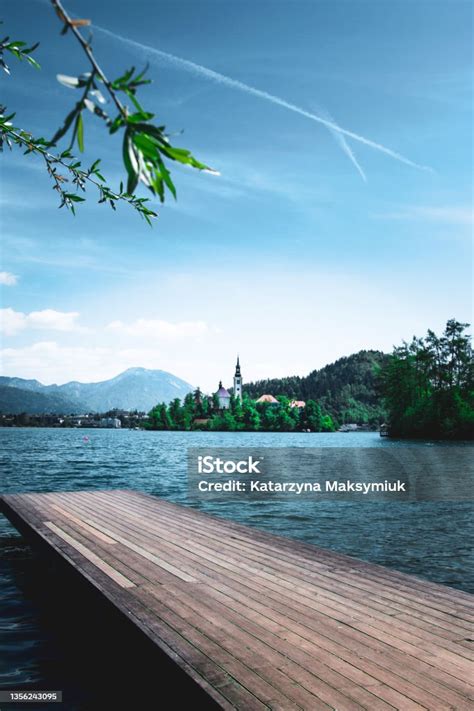 아름답고 화려한 줄리안 알프스와 블레드 호수 호수의 섬과 눈 덮인 산봉우리를 배경으로 합니다 섬에 놀라운 교회 슬로베니아 0명에 대한 스톡 사진 및 기타 이미지 Istock