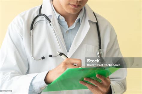 아시아 남성 의사의 클로즈업 작성 건강 보고서의료 또는 병원에서 녹색 클립 보드에 처방전 의료 및 의료의 개념 개념에 대한 스톡 사진 및 기타 이미지 Istock