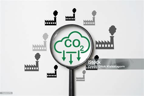 기후 변화 개념으로 인한 지구 온난화를 제한하기 위해 Co2 또는 이산화탄소 배출량 탄소 발자국 및 탄소 배출권을 줄이기 위해 오염 중 돋보기 내부의 Co2 감소 아이콘 0