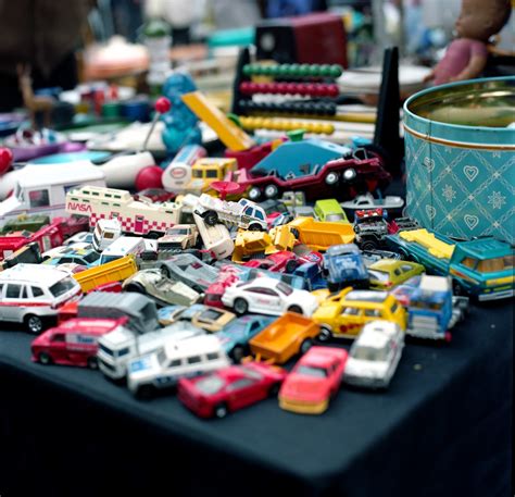 무료 이미지 추상 전망 시티 필름 비슷한 물건 트럭 빨간 색깔 역 시장 끝이없는 푸른 상자 노랑 장난감 공공 장소 나사 경주 인형 미술