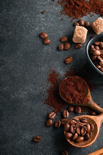 커피 원두 배경 짙은 검은 돌 배경에 다양한 종류의 커피 콩 및 계피 스틱이있는 볶은 커피 개념 상단 보기 커피 개념 모의 0명에 대한 스톡 사진 및 기타 이미지 Istock