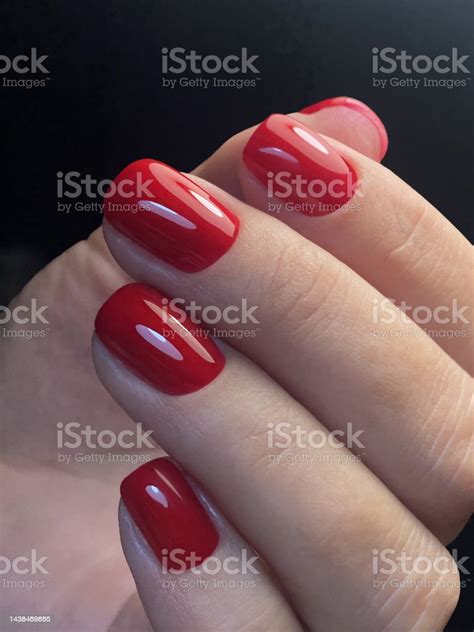 세련된 매니큐어 아름 다운 빨간 매니큐어와 여자의 손입니다 클로즈업 선택적 초점 스파 스킨케어 뷰티 트리트먼트 뷰티 살롱 인조 손톱에 대한 스톡 사진 및 기타 이미지