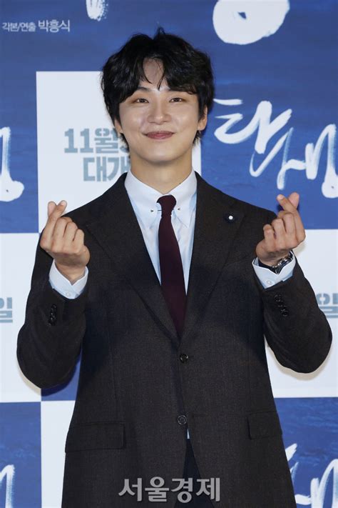 윤시윤 신부님의 하트 [se★포토] 서울경제