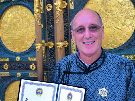 Антропологийн хүндэт профессор Жон В Олсенийг Алтан гадас одонгоор шагнажээ Isee Mn