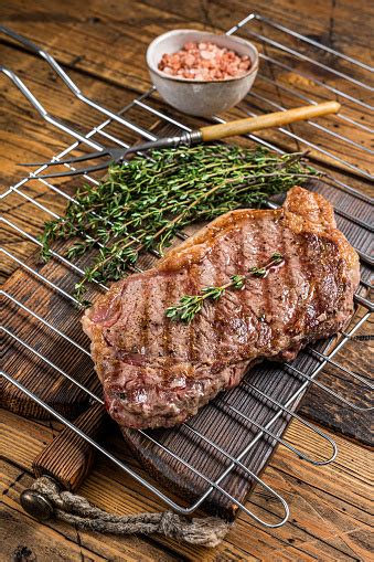 바베큐에서 조리한 구운 스트리플로인 또는 뉴욕 소고기 스테이크 나무 배경 위쪽 보기 0명에 대한 스톡 사진 및 기타 이미지 0명 Entrecôte 건강한 식생활