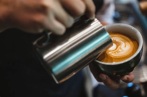 바리스타 메이킹 라떼 아트 우유와 커피 한 잔에 초점 빈티지 필터 이미지 갈색에 대한 스톡 사진 및 기타 이미지 갈색