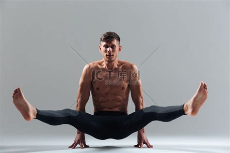 做瑜伽练习的健美男子高清摄影大图 千库网