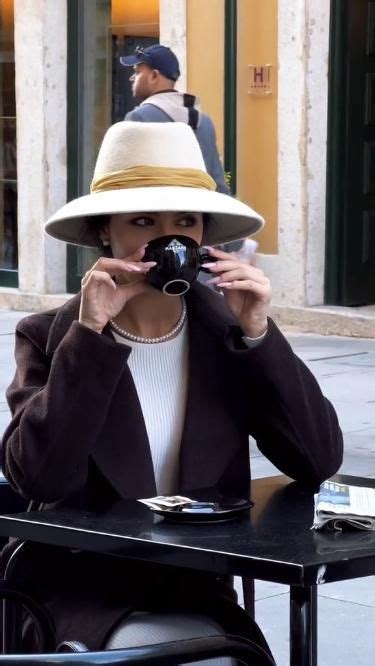 Elegant Woman Drinking Tea Kadın