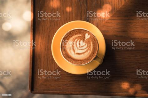 나무 테이블에 노란색 컵에 커피 라 떼 아트 라떼에 대한 스톡 사진 및 기타 이미지 라떼 바로 위 예술 Istock