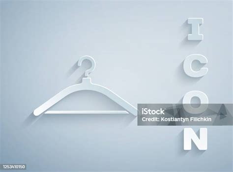 회색 배경에 격리 된 종이 컷 행거 옷장 아이콘 망토룸 아이콘입니다 의류 서비스 기호 세탁 걸이 표지판 종이 아트 스타일 벡터 일러스트레이션 0명에 대한 스톡 벡터 아트 및
