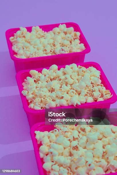 보라색 배경에 플라스틱 상자에 설정 최소한의 팝콘 이좀트리 트렌디 한 수직 디자인 패스트푸드 홈 시네마 컨셉 격리에 대한 스톡 사진 및 기타 이미지 Istock