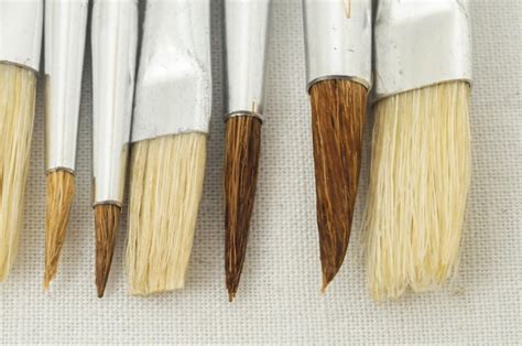 Новая деревянная кисть с текстурой на белом фоне | Премиум Фото