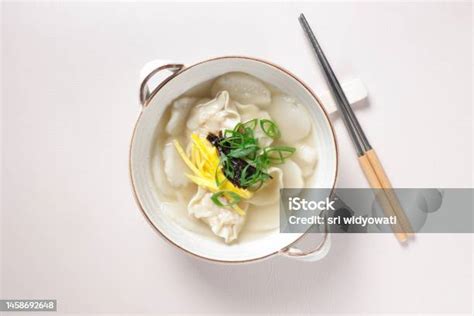 떡만두국은 쇠고기 국물에 만두를 곁들인 한국의 떡 수프입니다 떡국에 대한 스톡 사진 및 기타 이미지 떡국 떡 만두 Istock