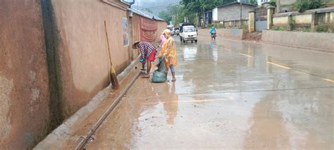 လောက်ကိုင်မြို့တွင် မိုးသည်းထန်စွာရွာသွန်းမှုကြောင့် လမ်းမပေါ်တွင် တင်ကျန်ခဲ့သည့် မိုးရေနှင့် အမ