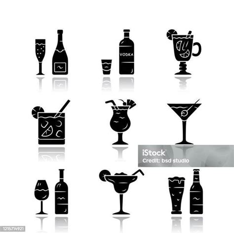 음료드롭 그림자 블랙 글리프 아이콘 세트 알코올 음료 카드 샴페인 보드카 뜨거운 토디 와인 맥주 낮은 공 유리 칵테일 마티니 마가리타 피나 콜라다 격리된 벡터 일러스트레이션