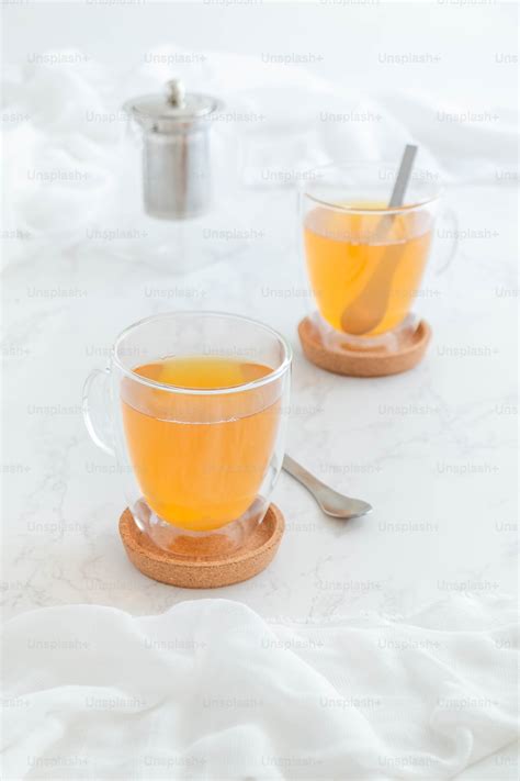 테이블 위에 차 두 잔 사진 Unsplash의 마시다 이미지