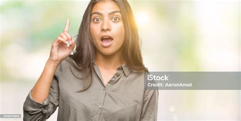 성공적인 아이디어와 손가락 가리키는 격리 된 배경 위에 젊은 아름 다운 아랍 여자 종료 하 고 행복 번호 하나입니다 가리키기에 대한 스톡 사진 및 기타 이미지 Istock